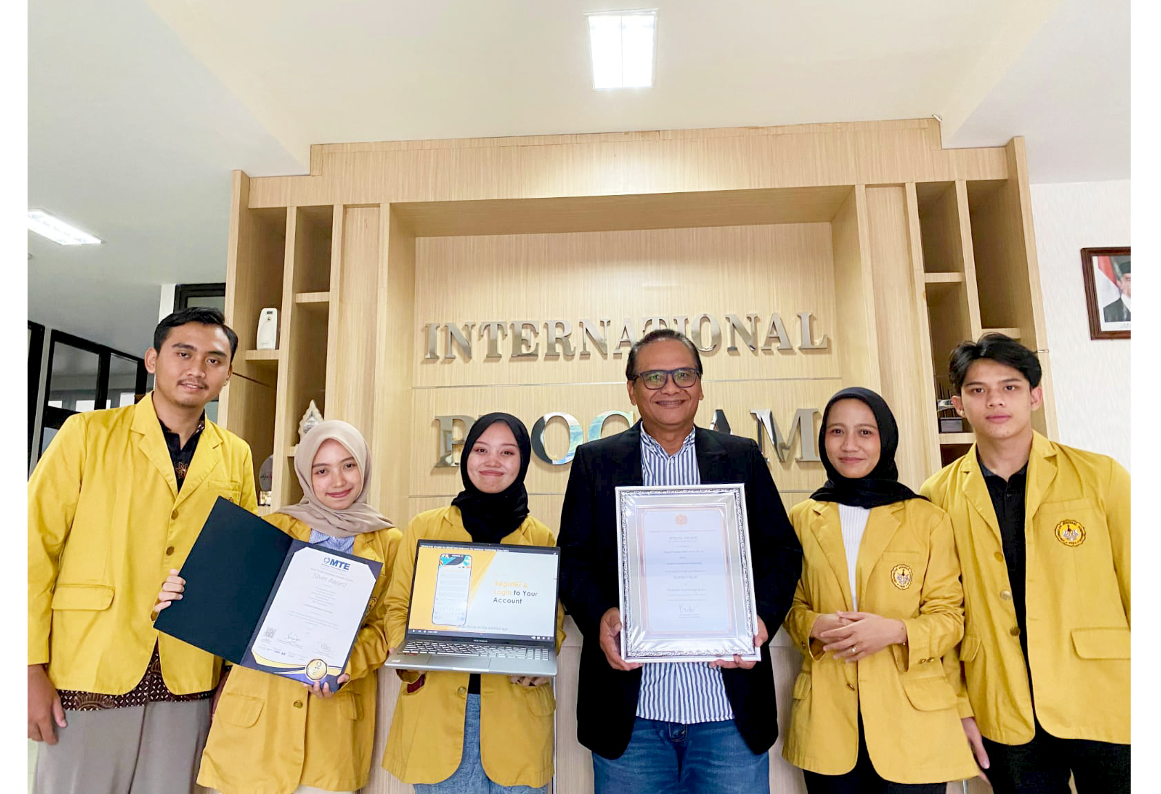 Mahasiswa FEB UNSOED Raih Silver Medal di Malaysia | Universitas Jenderal Soedirman